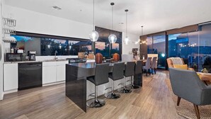 Condo luxo, 2 quartos, cozinha, vista para a cidade | Área de estar