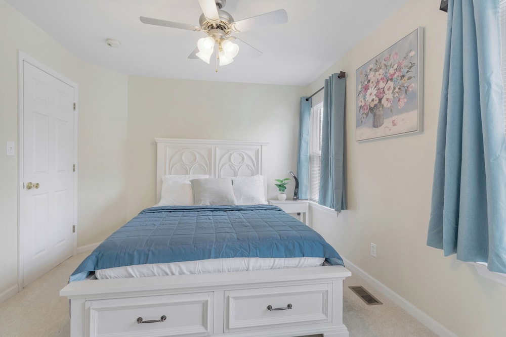 Modern 4BR Retreat Near Fox & Universities @ Prime CWE Location w/ Free ...