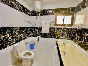 Uma combinação polibã/banheira, um secador de cabelo