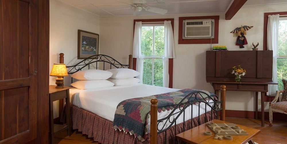 Romantic Mystic Woods Cabin~Private Hot Tub with Optional B&B & TX ...