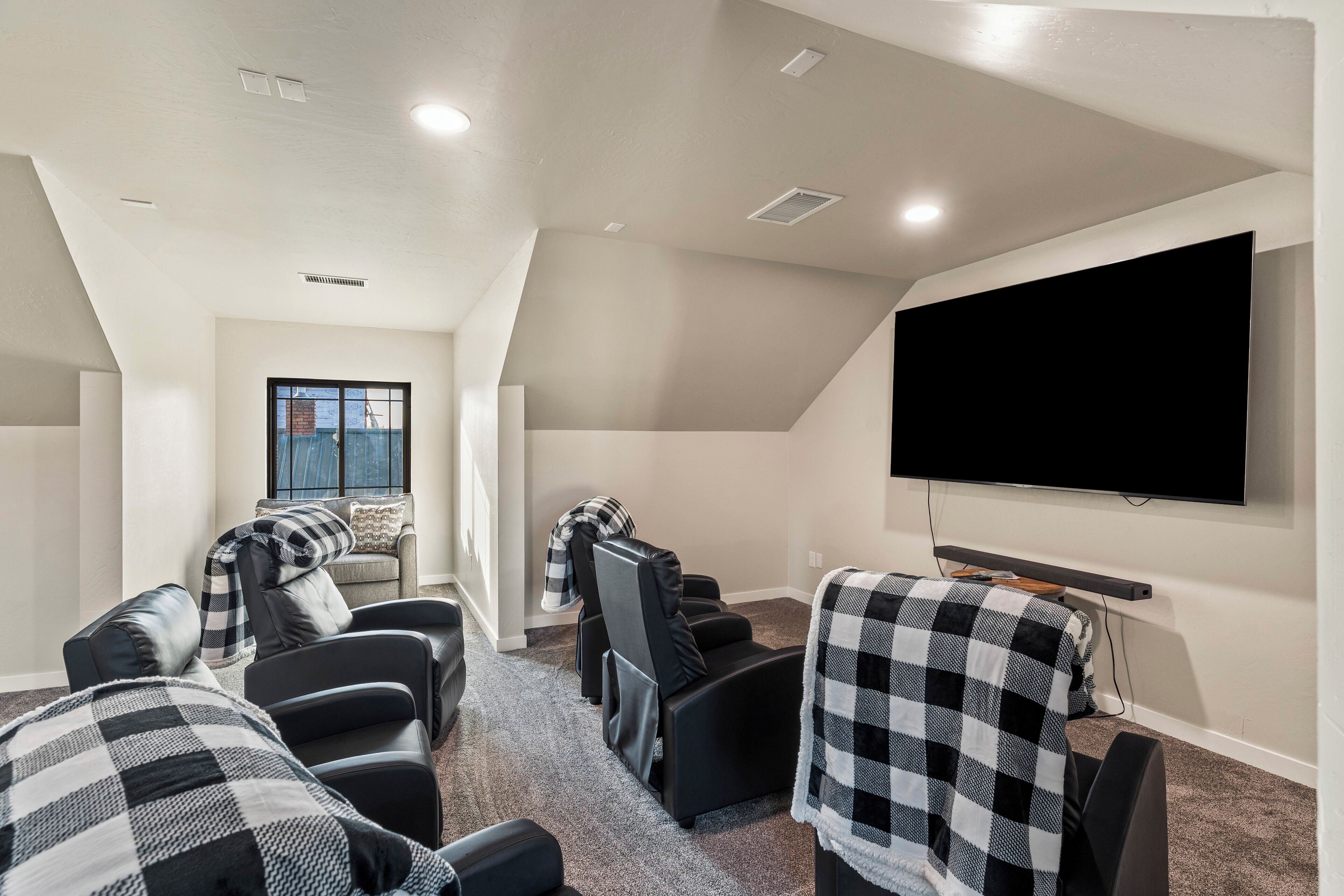 Flathead Lake At Riverside Park: Large Groups - Steps To Main St & Boat Rentals\n - Polson, MT