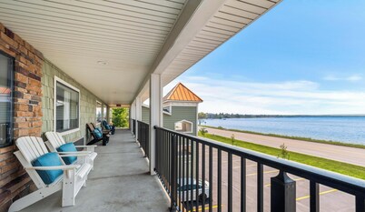 Gold Coast Inn - At the Bay in Traverse City