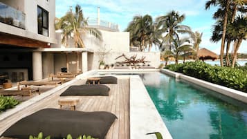 Piscina exterior, da(s) 8:00 à(s) 20:00, guarda-sóis, espreguiçadeiras