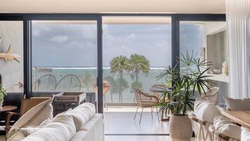 Apartamento Premium, 3 quartos, varanda, vista para o mar (Antal 101) | Sala de estar | Smart TV, Netflix, serviços de streaming, escritórios