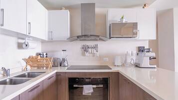 Apartamento Premium, 3 quartos, varanda, vista para o mar (Antal 101) | Cozinha privada | Um frigorífico/congelador grande, um micro-ondas, um forno