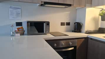 Minifrigorífico, um micro-ondas, um forno, uma placa de cozinha