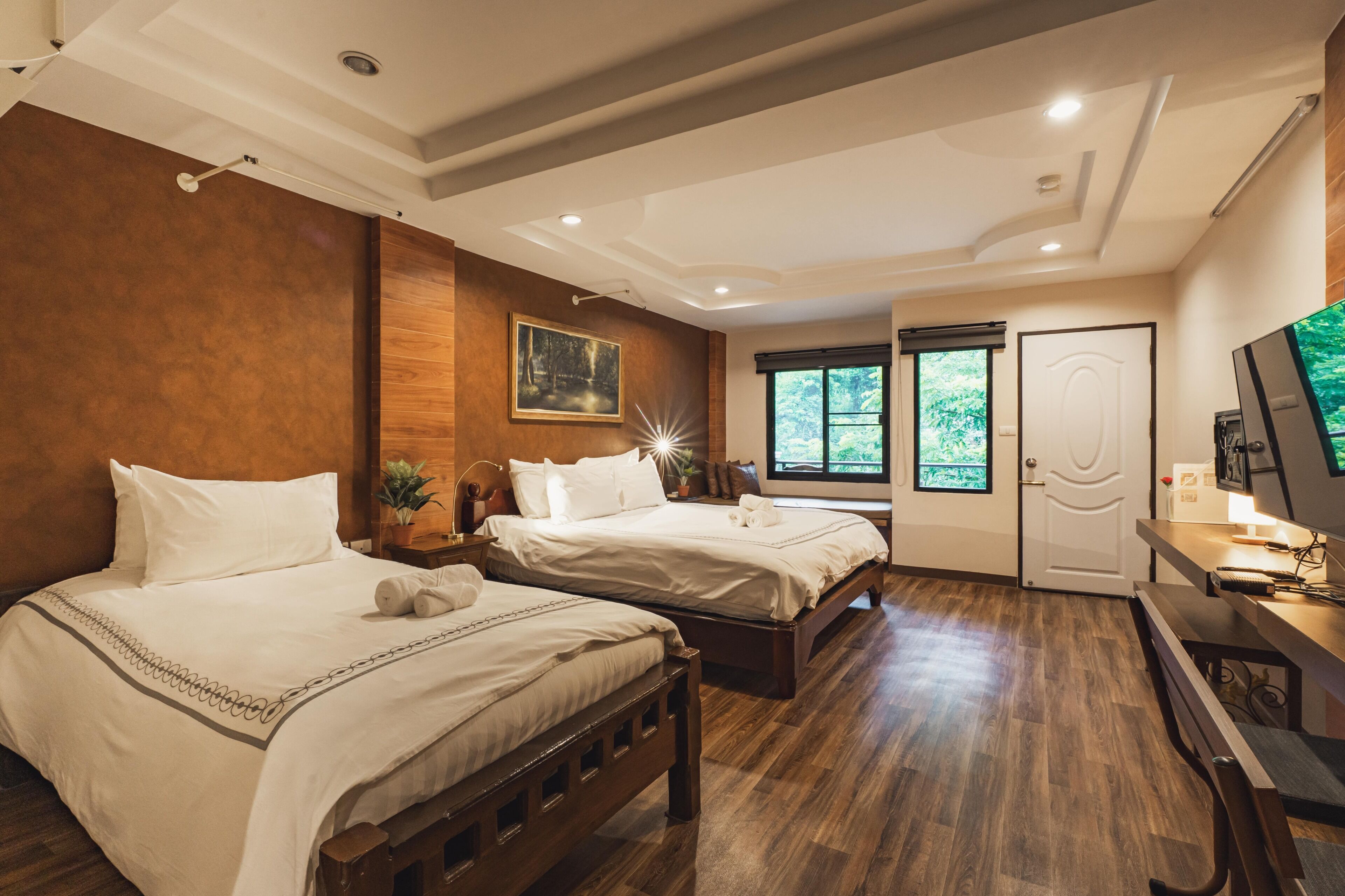 Cofres nos quartos, cortinas blackout, Wi-Fi de cortesia