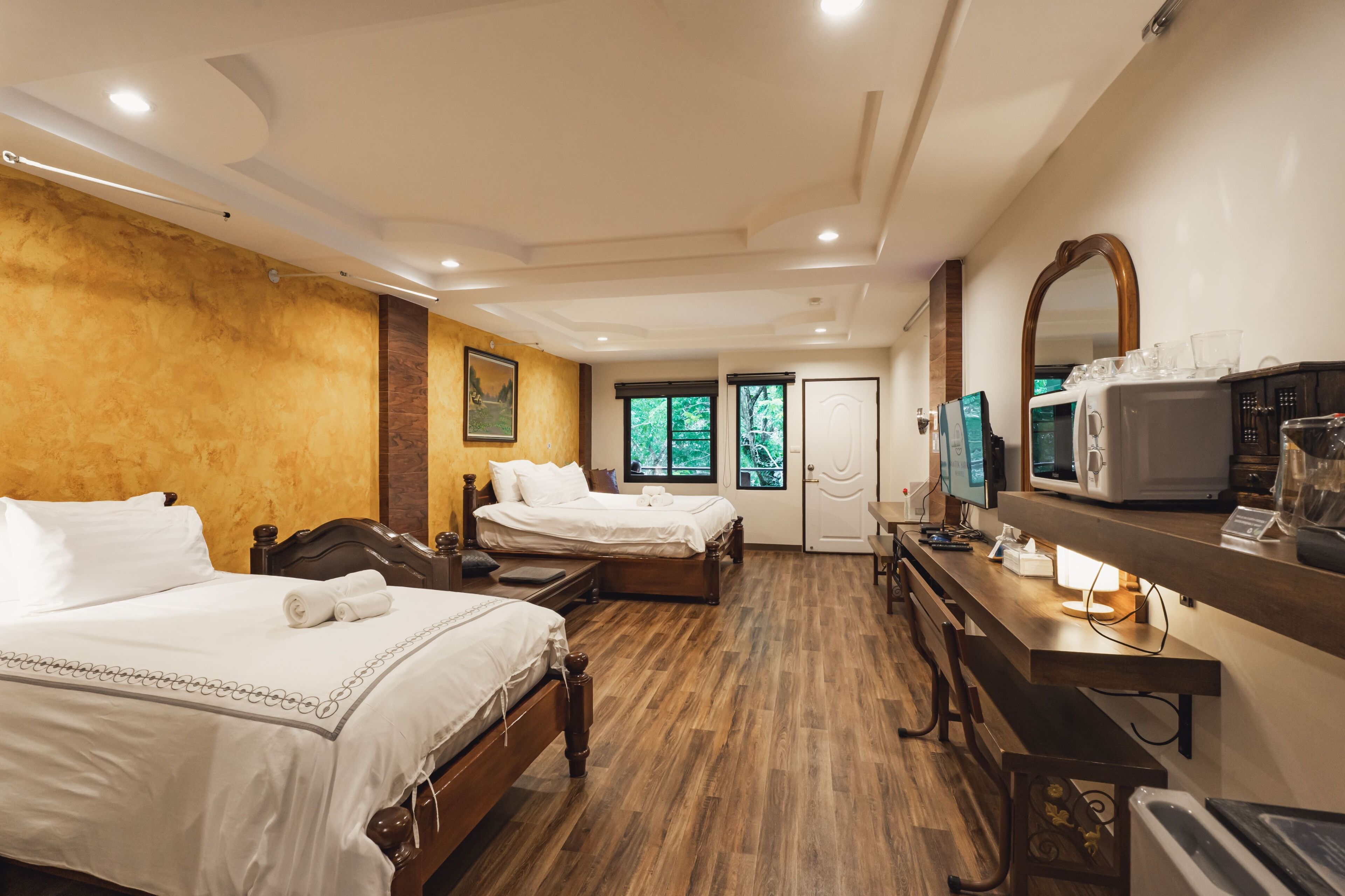 Cofres nos quartos, cortinas blackout, Wi-Fi de cortesia