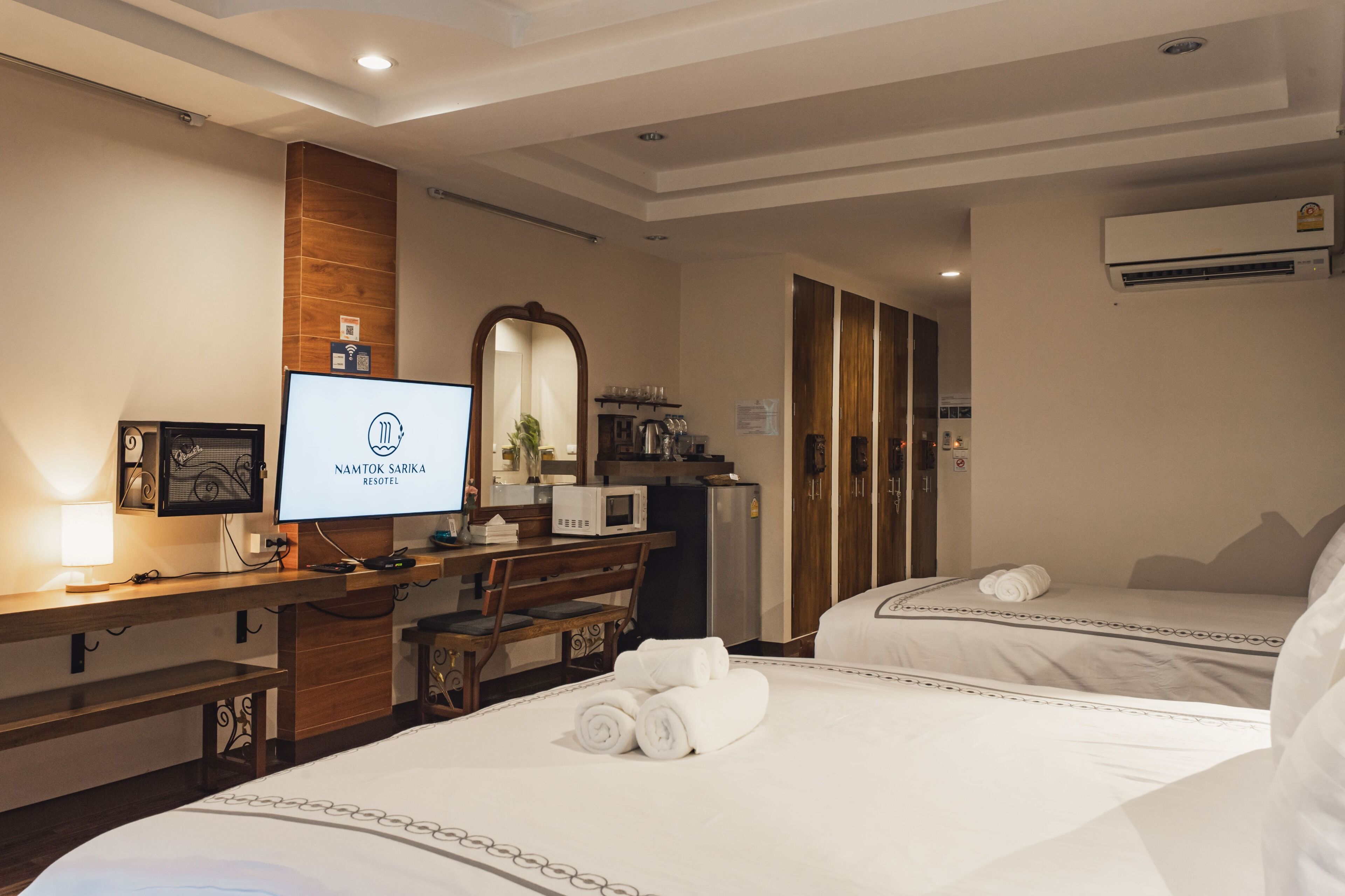 Quarto triplo luxo, sacada, no piso térreo | Cofres nos quartos, cortinas blackout, Wi-Fi de cortesia