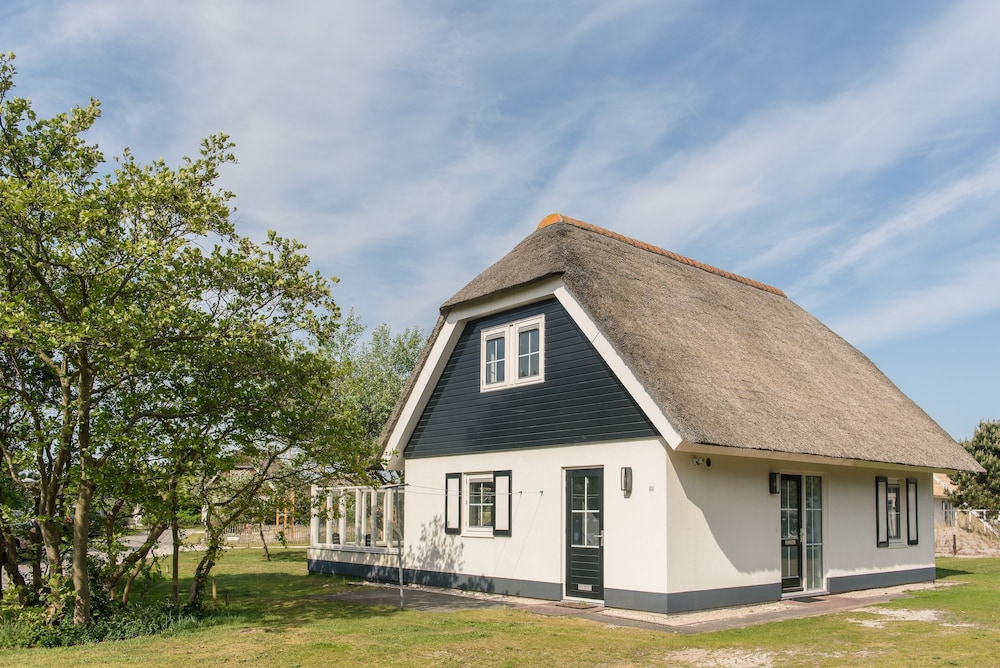 Thatched Villa With Dishwasher, On A Holiday Park, 1.5 Km. From The Beach - Ameland