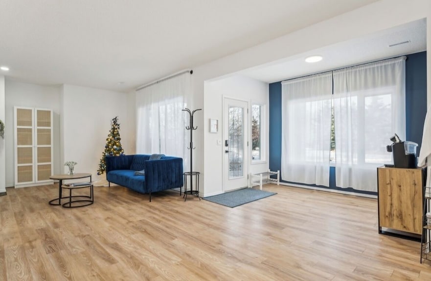 The Modern Lodge Retreat With Infrared Sauna & Amenities For Rest And Relaxation - Cochrane