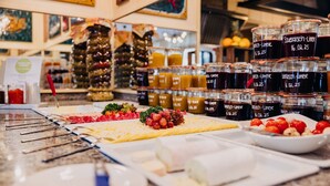 Um buffet com diversos alimentos e acompanhamentos.
