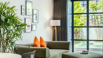 Apartamento, 1 quarto | Sala de estar | Smart TV de 43 polegadas com canais digitais