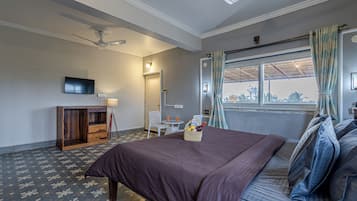 Suite Deluxe, varanda, vista para a colina | 1 quarto, secretária, secretária adequada para computadores portáteis