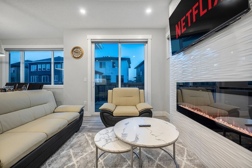 Executive Space For Everyone (King Beds). Come Stay Refreshed, Renewed & Reset. - Alberta