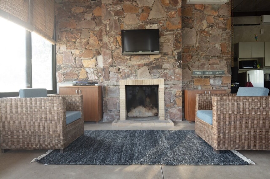 Rajnikas Farm- Charming 2 Br Pet Friendly Glass House Farm With Private Pool - Neemrana