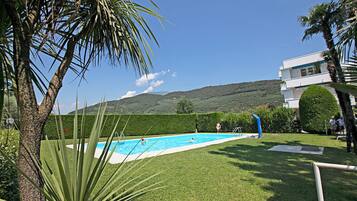 Piscina exterior sazonal