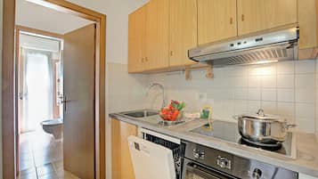 Um frigorífico, um forno, uma placa de cozinha