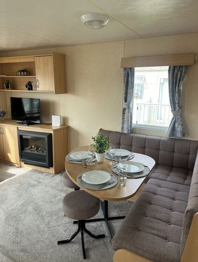 Lovely Caravan Located In An Amazing Holiday Park - Clacton-on-Sea