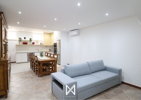 Apartamento Clássico | Sala de estar | Televisor de ecrã plano de 40 polegadas com canais via satélite 