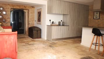 Apartamento Deluxe | Sala de estar | Televisor de ecrã plano de 20 polegadas com canais via satélite