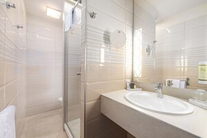 Quarto solteiro econômico | Banheiro | Secador de cabelo, toalhas de banho, papel higiênico 