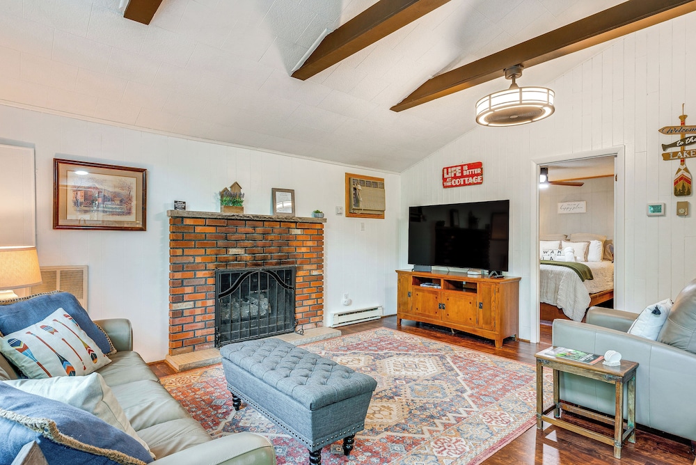 Deck & Fire Pit: Pet-friendly Pocono Lake Abode! - Pocono Mountains, PA