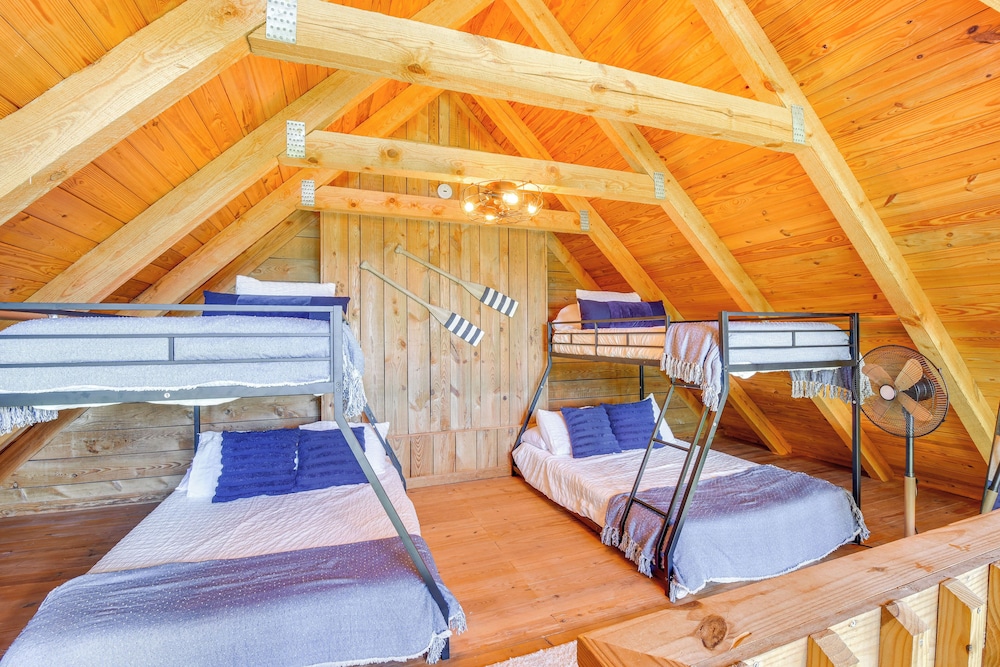 Lake Keowee Access: Idyllic Six Mile Cabin! - Clemson, SC