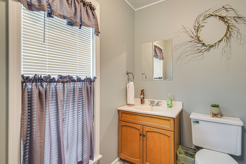 Countryside Biggsville Home W/ Yard, Dogs Welcome! - Illinois