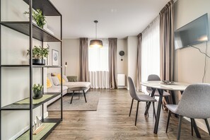 Apartamento Comfort, 1 quarto | Sala | Smart TV de 37 polegadas com canais digitais