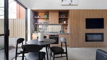 Suíte executiva, lareira, vista para o pátio | Cozinha privada | Frigobar, micro-ondas, torradeira, talheres/pratos/utensílios de cozinha