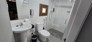 Dúplex, 1 cama queen-size e sofá-cama | Casa de banho | Um polibã, um secador de cabelo, toalhas fornecidas, sabão 