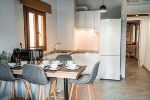 Apartamento Deluxe | Sala de estar | Televisor de 50 polegadas com canais digitais, colunas inteligentes 