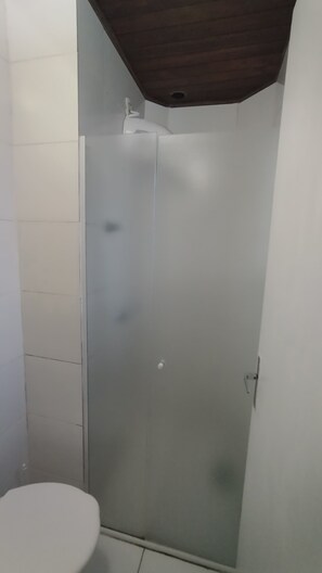 Suite Standard, vista para o jardim | Casa de banho | Um polibã, um secador de cabelo (mediante pedido), toalhas fornecidas 