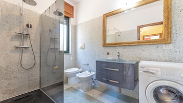 Villa, vista para o mar | Casa de banho | Um polibã, um secador de cabelo, um bidé, toalhas fornecidas