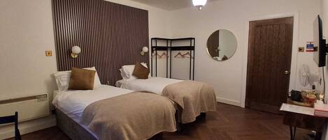 Quarto duplo superior, 2 camas de solteiro | Roupas de cama premium, Wi-Fi de cortesia, roupa de cama
