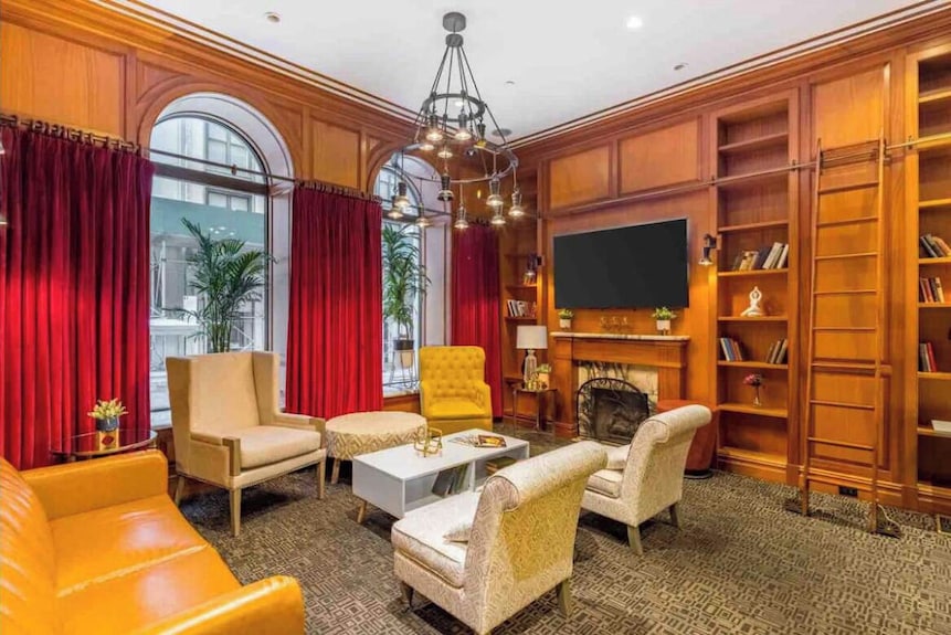 Chic Studio Steps From Times Square, Historic Building With Modern Amenities - Astoria - Queens NY