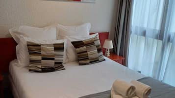 Quartos à prova de som, ferros/tábuas de passar roupa, Wi-Fi de cortesia