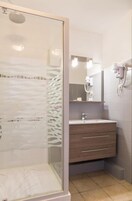 Um polibã, um secador de cabelo, toalhas fornecidas, sabão 