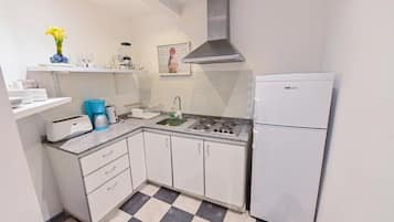 Apartamento Clássico | Cozinha privada | Um micro-ondas, um forno, uma placa de cozinha, utensílios de cozinha