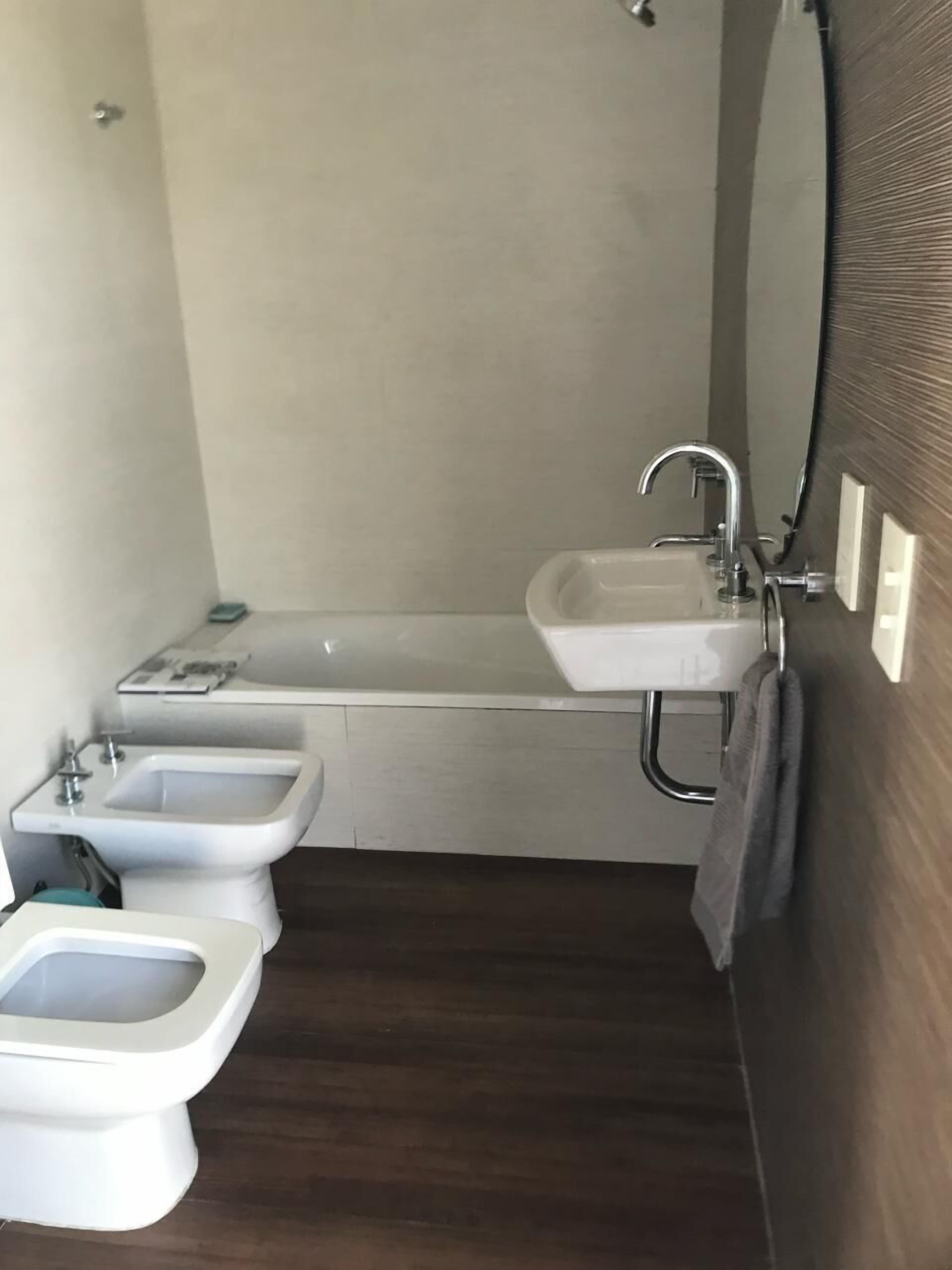 Secador de cabelo, toalhas de banho, sabonete, papel higiênico