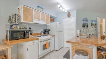 Apartamento Deluxe, vista para o jardim | Cozinha privada | Um frigorífico, um micro-ondas, um forno, uma placa de cozinha