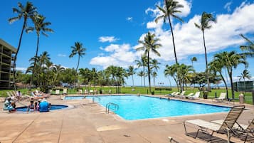 Piscina exterior, guarda-sóis, espreguiçadeiras