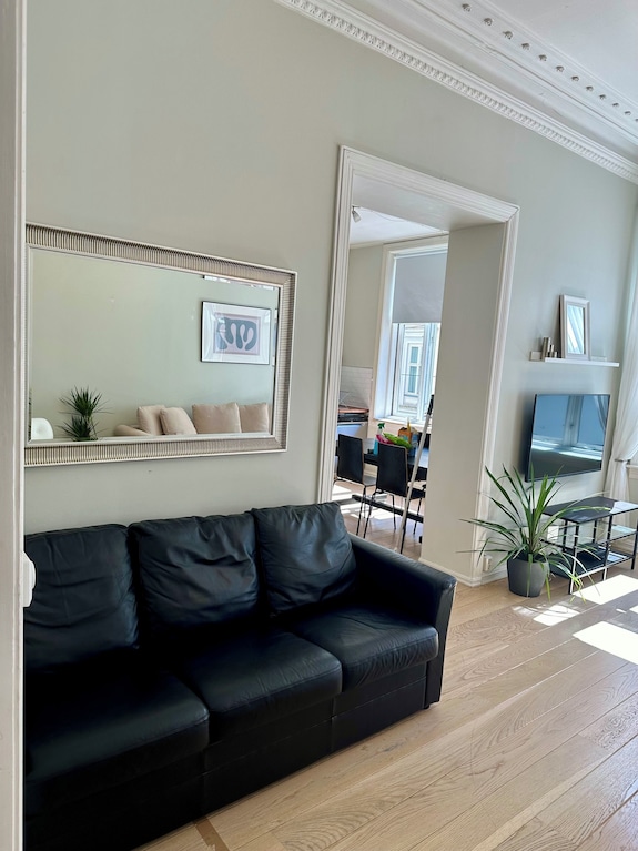 Classical 3 Bedroom, 2 Bath, Minutes Walk From Royal Palace, Shopping & Downtown - Oslo