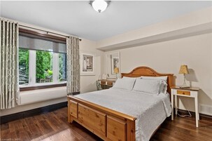 Quarto Comfort, 1 cama queen-size, vista para o jardim | 1 quarto, roupa de alta qualidade, secretária