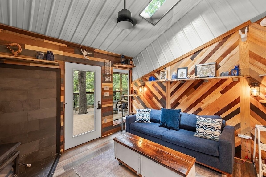 Milam Ridge: Modern Cabin Escape. Hot Tub, Covered Deck, Fire Pit - Virginia