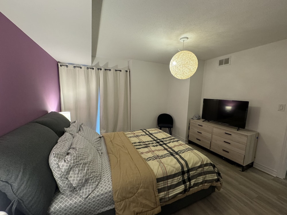 Fully Furnished Gorgeous 2 Bedroom 2 Bathroom Townhouse In Hyde Park Leaside - Mississauga