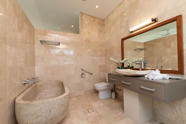 Water-front Paradise Pool - Bbq - Balcony Dining - Darwin