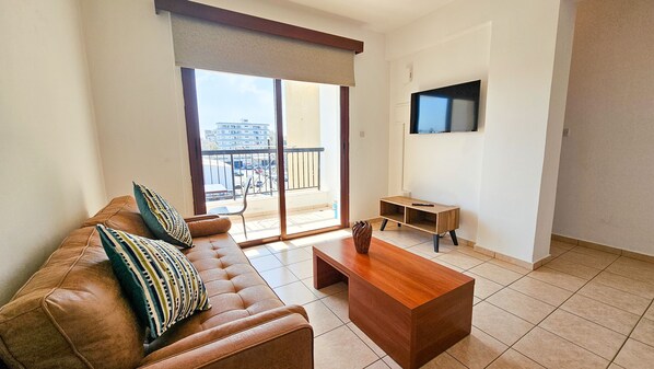 Apartamento Comfort, Vista para a cidade | Sala de estar | TV de ecrã plano