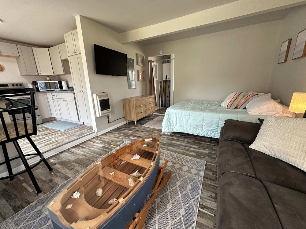 #9 | Fresh, Modern Studio By Lake - Oscoda, MI